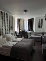 Quarto casal standard | Escrivaninha, espaço de trabalho para notebook, Wi-Fi de cortesia