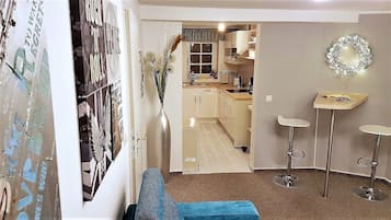 Apartamento conforto, vista para o parque, no piso térreo (Parklife Apartment - PLA 47) | Cozinha privada | Geladeira grande, micro-ondas, fogão, cooktop