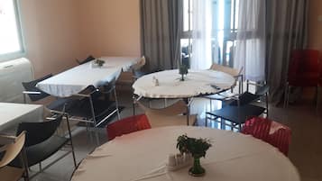 Café da manhã, almoço e jantar; local e internacional
