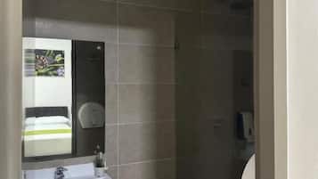 Um polibã, um secador de cabelo, toalhas fornecidas, sabão