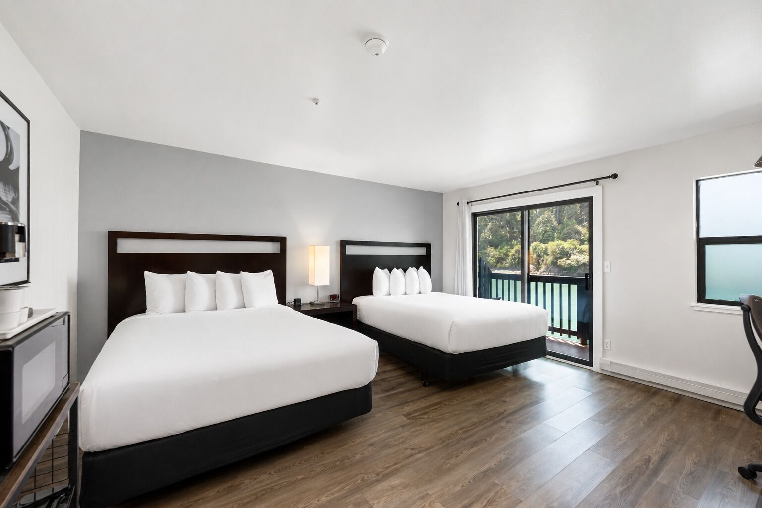 Quarto, 2 camas Queen | Roupas de cama antialérgicas, ferros/tábuas de passar roupa