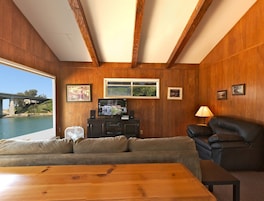 Cobertura família, várias camas (No pets) | Área de estar | TV de tela plana 32 polegadas com canais a cabo, TV