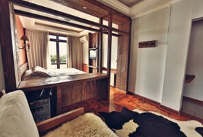 Quarto (Gauderio) | Secretária, cortinas/cortinados opacos, ferro/tábua de engomar 
