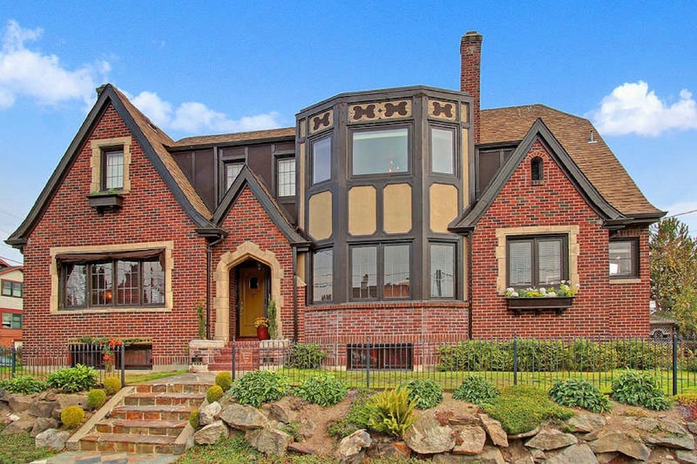 Upper Suite In A Classic Fremont Home (Read Description Before Proceeding.) - Bothell, WA