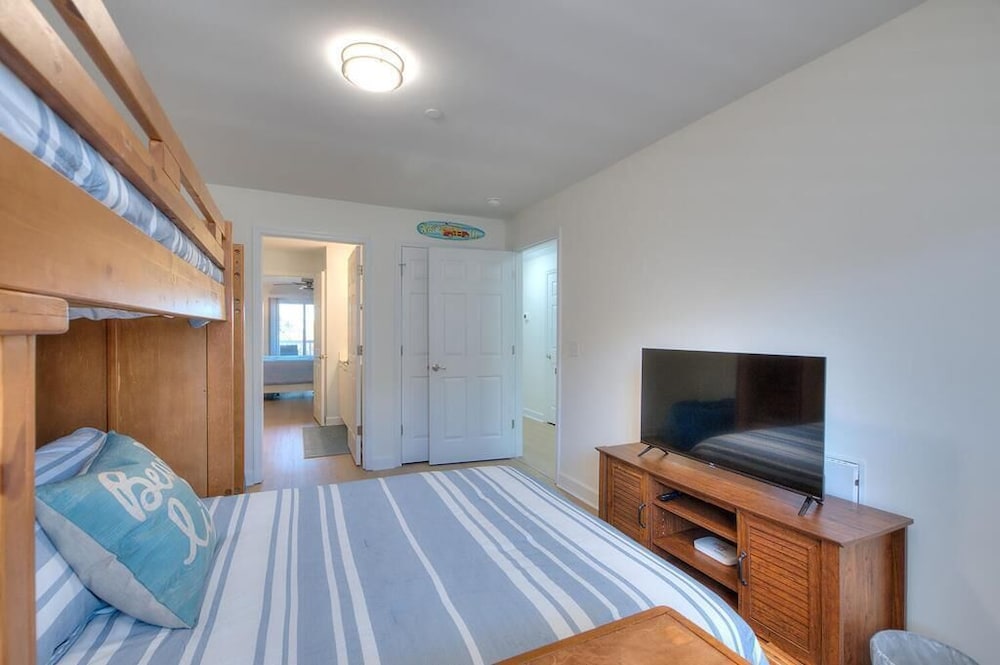 3br/2.5ba Condo - Pool, Elevator, Walk To Beach, Sleeps 7 - Oak Island, NC