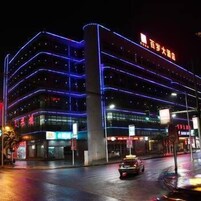 Fachada da propriedade à noite