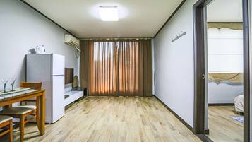 Quarto Duplo, 1 quarto (Topaz) | Sala de estar | Televisor de ecrã plano de 42 polegadas com canais por cabo, televisor