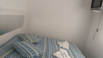 Quarto casal básico | Frigobar, individualmente decorados, individualmente mobiliados
