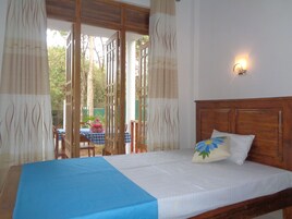 Triple Room with Air-con | Roupa de cama fornecida 