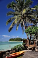 Na praia, praia de areia branca