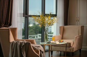 Suíte executiva, 1 cama King, vista para o lago | Frigobar, cofres nos quartos, escrivaninha, cortinas blackout