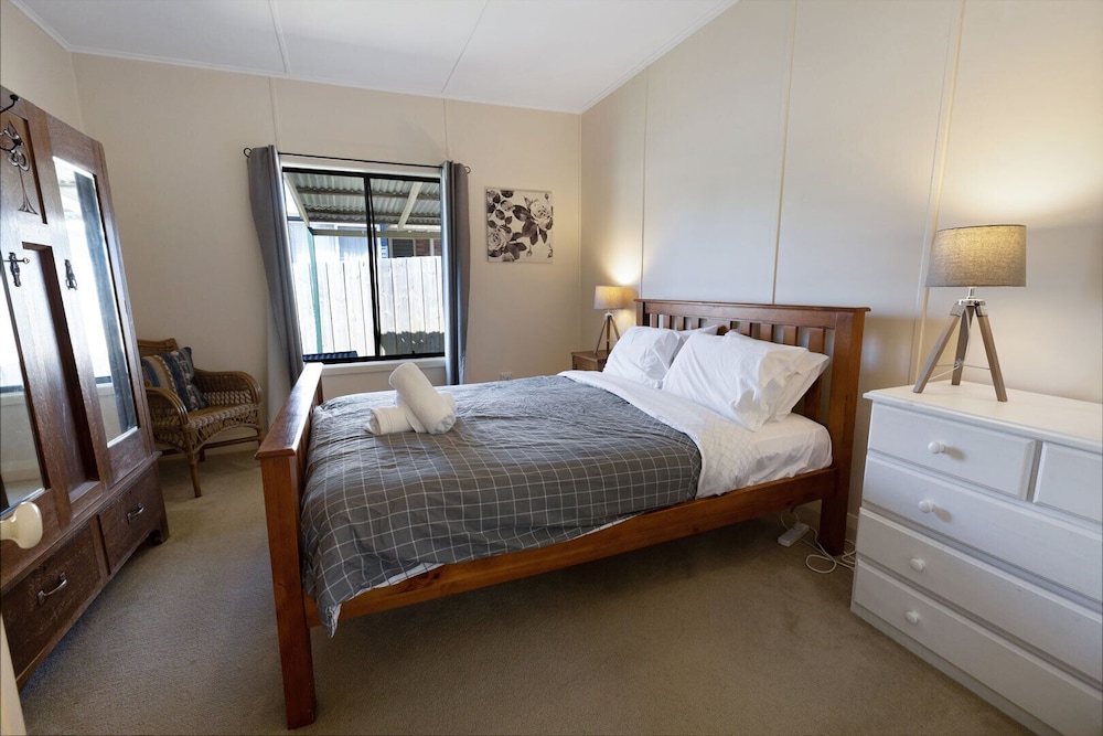 A Lovely Holiday Home With Cosy Country-style Furnishings & Fireplace - Gippsland