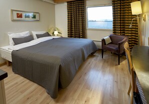 Quarto casal | Escrivaninha, berços (sobretaxa), Wi-Fi de cortesia, roupa de cama