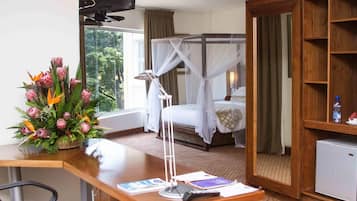Quarto executivo | Roupas de cama premium, frigobar, cofres nos quartos, escrivaninha