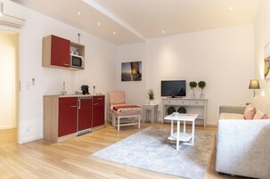 Apartamento, 2 quartos | Sala de estar | TV de ecrã plano, base para iPod 