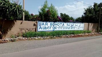 Placa para Dar Bohota, um Auberge-restaurante-café.