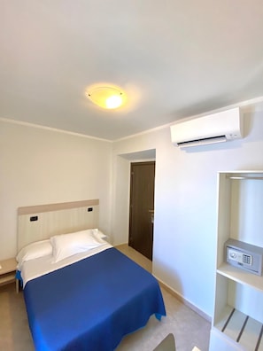 Quarto Individual | Minibar, secretária, Wi-fi grátis, roupa de cama fornecida 