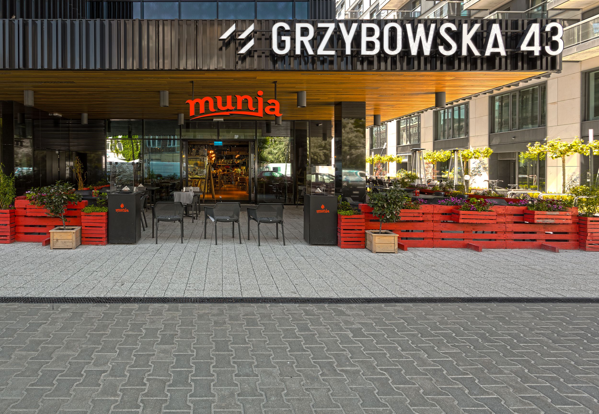 2 restaurantes, almoços servidos, cozinha à base de grelhados 