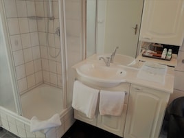 Quarto Individual | Casa de banho | Artigos de higiene pessoal grátis, um secador de cabelo