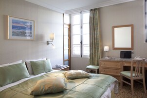 Roupas de cama premium, frigobar, cofres nos quartos