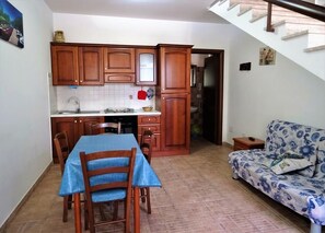 Apartamento, 1 quarto | Sala de estar | TV de ecrã plano 