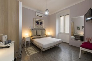 Cofre no quarto, secretária, cortinas/cortinados opacos, Wi-fi grátis 