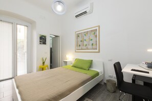 Cofre no quarto, secretária, cortinas/cortinados opacos, Wi-fi grátis 