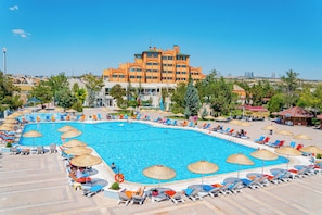 Piscina interna, piscina externa sazonal