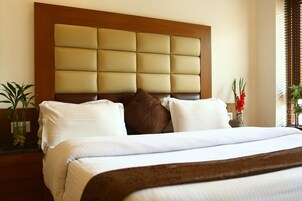 Quarto casal superior, 1 cama King | Edredons de pluma, quartos à prova de som, ferros/tábuas de passar roupa