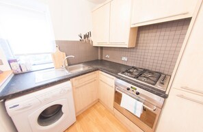 Apartamento (1 Bedroom) | Cozinha privada | Um frigorífico/congelador grande, um micro-ondas, um forno