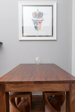 Apartamento (2 Bedrooms) | Opções para refeição no quarto