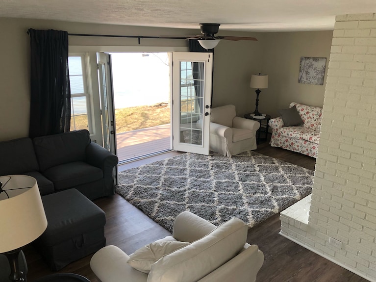 Lakefront Property With A/c Sleeps 8 With Onsite Pontoon Available To Rent. - Lake Odessa, MI