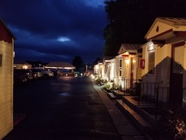 Fachada da propriedade à noite