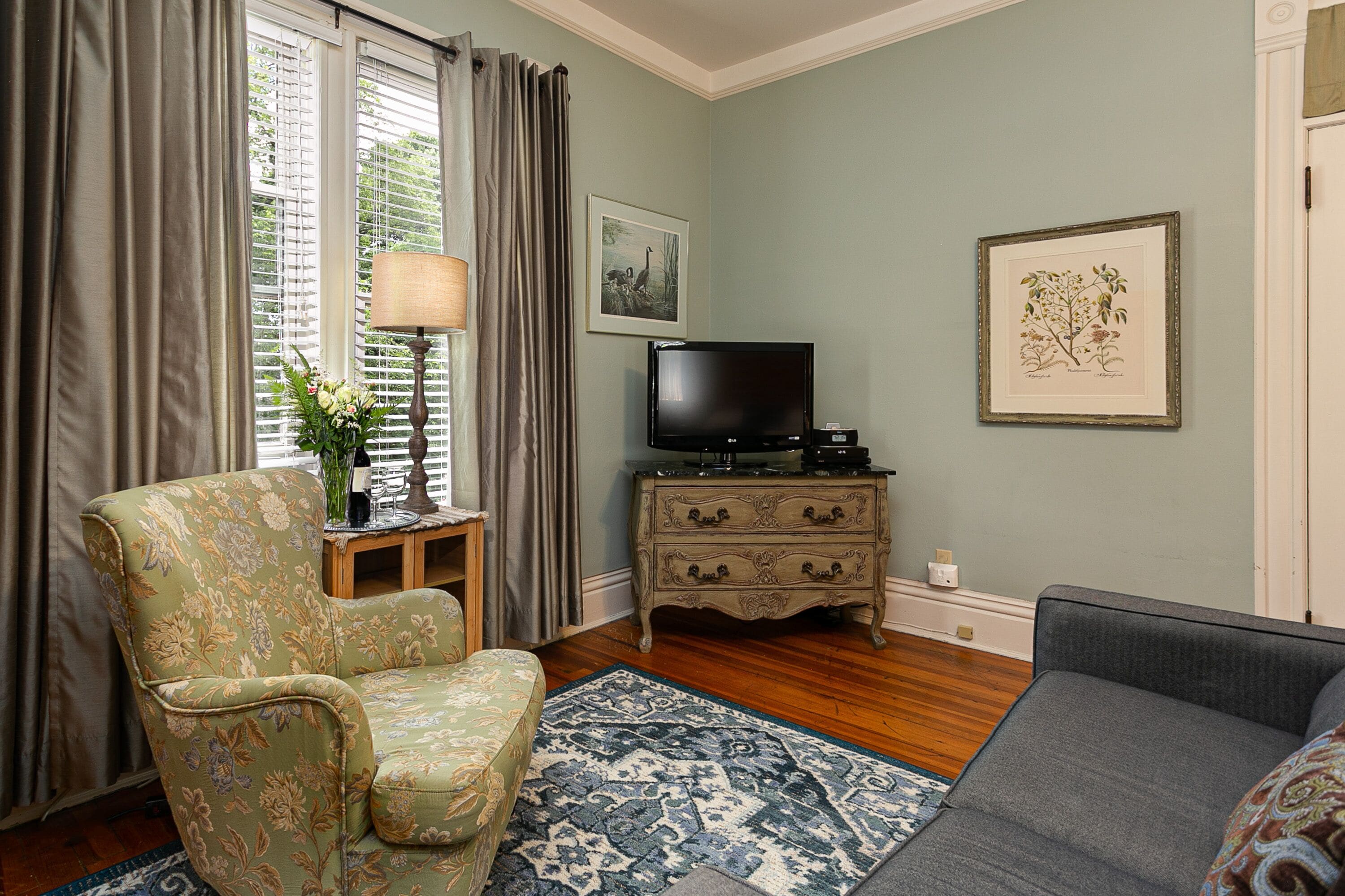 Quarto Exclusivo | Sala de estar | Televisor de 30 polegadas com canais por cabo 