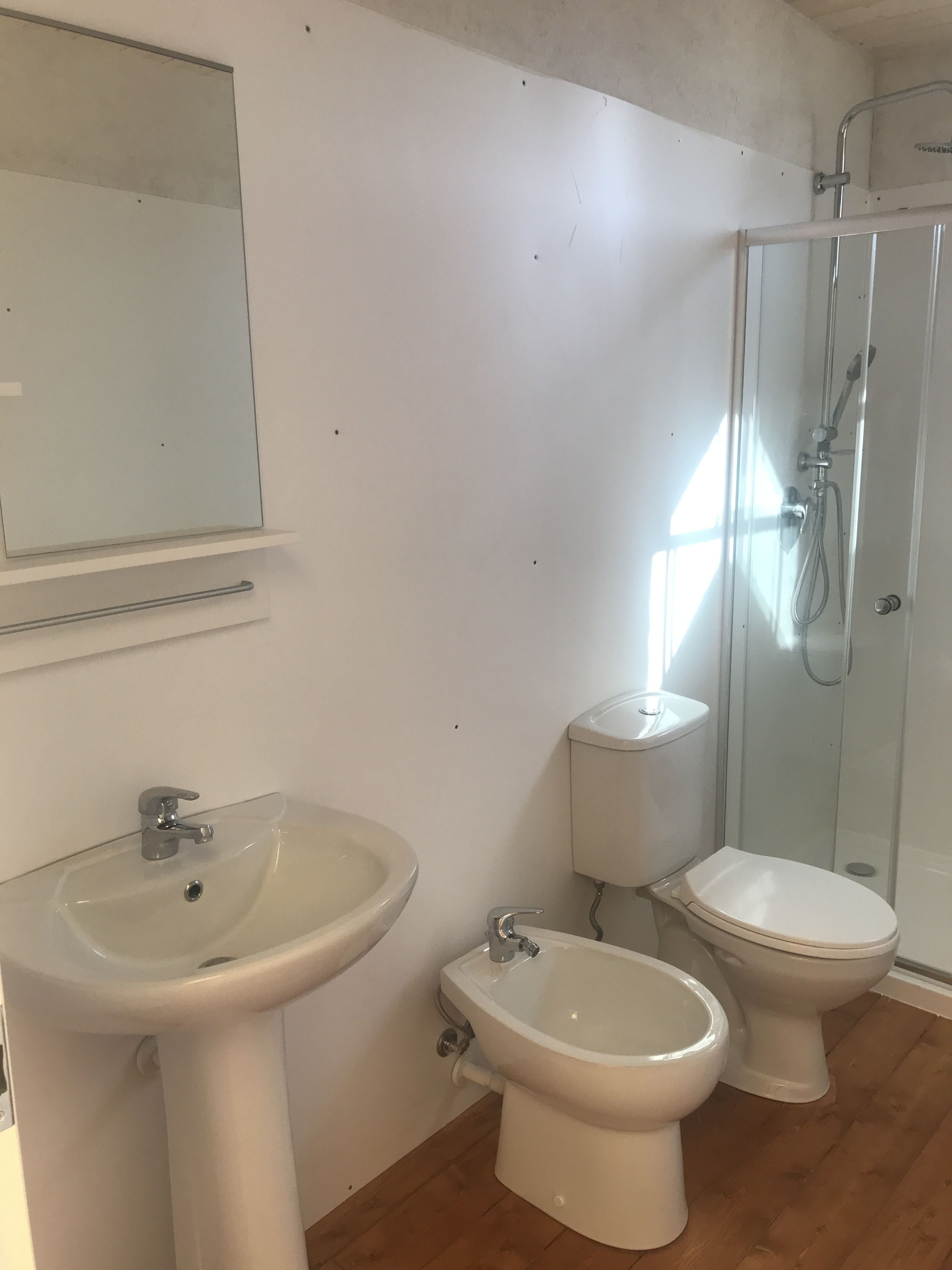 Um polibã, artigos de higiene pessoal grátis, um secador de cabelo 