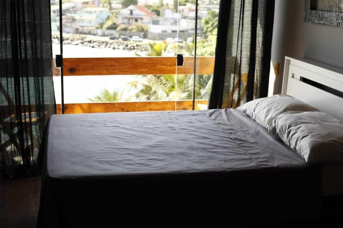 Suite Deluxe, vista para o oceano | Cortinas/cortinados opacos, Wi-fi grátis, roupa de cama fornecida