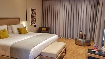 Deluxe Double Room | Frigobar, cofres nos quartos, individualmente mobiliados