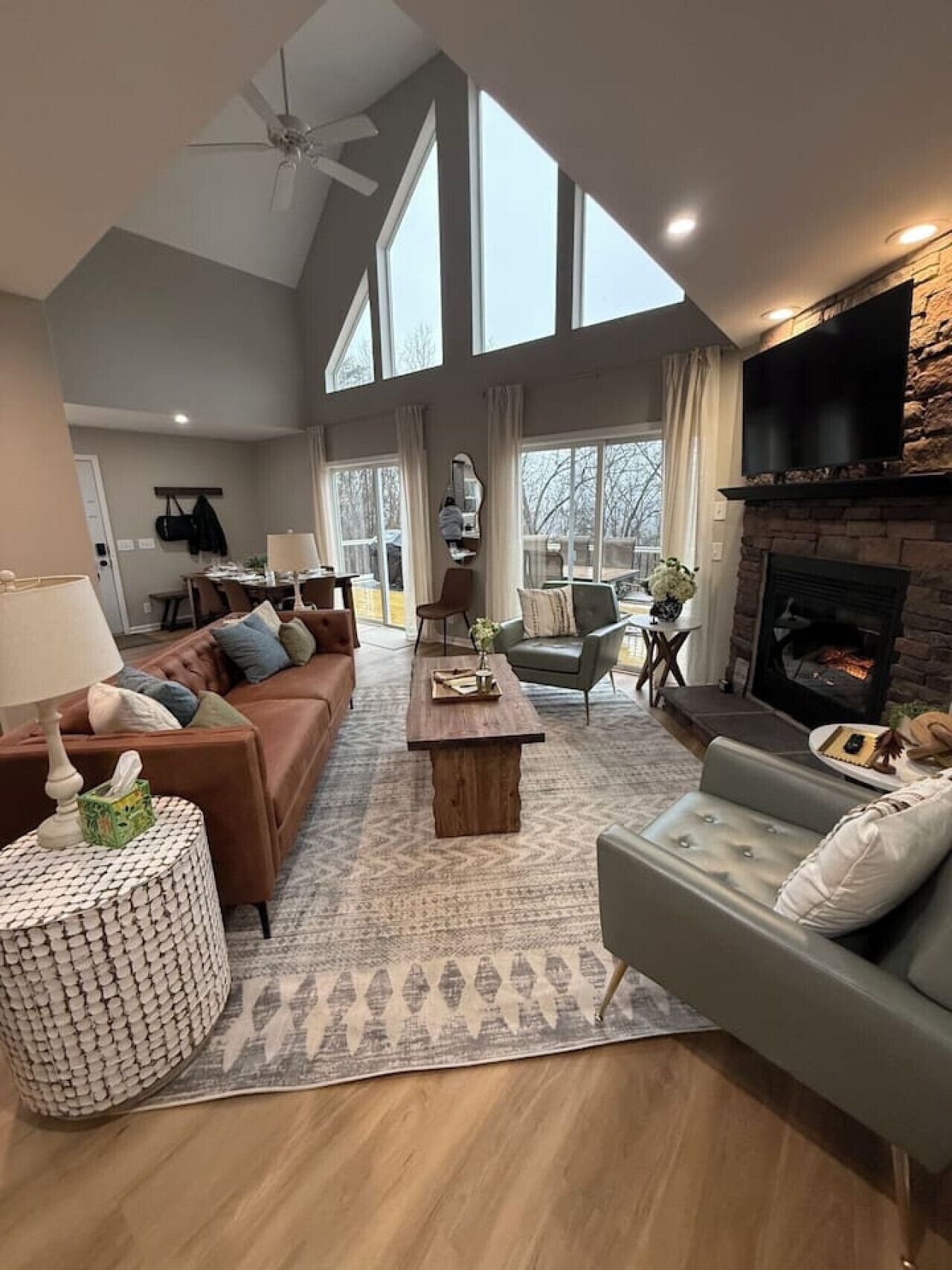 The Chalet - Sweeping Mountain Views & Hot Tub - Berkeley Springs, WV