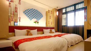 Quarto quádruplo luxo, 2 camas de casal, para não fumantes | Escrivaninha, Wi-Fi de cortesia, roupa de cama