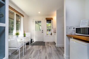 CREEKSIDE COTTAGE - HOT TUB | Área de estar | TV de tela plana 42 polegadas com canais a cabo, TV