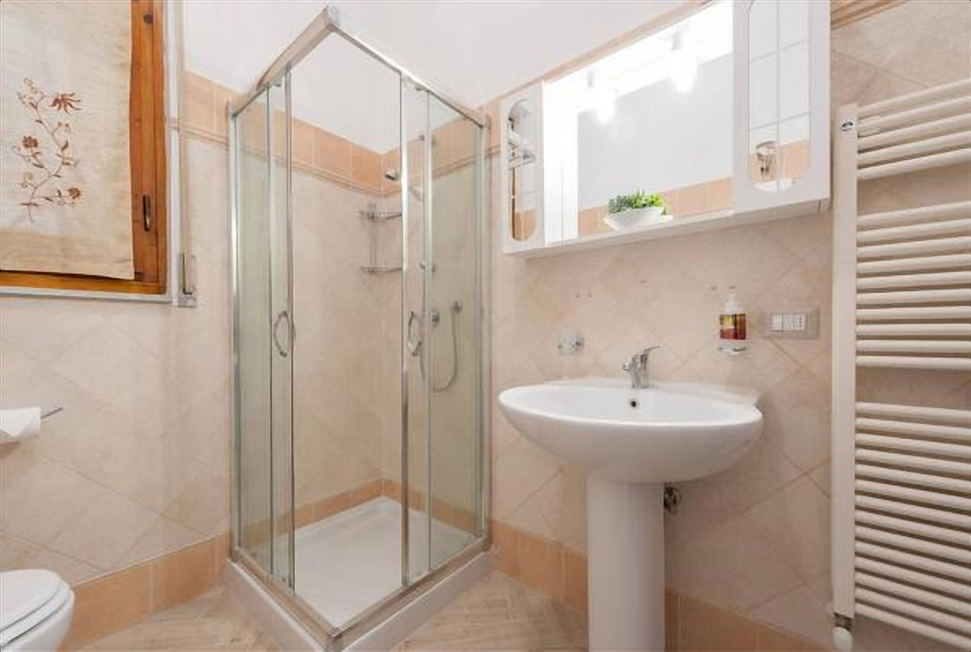 Apartamento, 1 quarto | Casa de banho | Um polibã, um chuveiro fixo, toalhas fornecidas, champô 