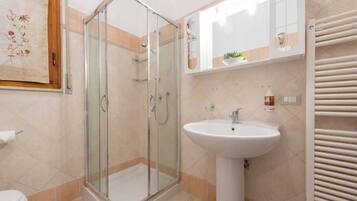 Apartamento, 1 quarto | Casa de banho | Um polibã, um chuveiro fixo, toalhas fornecidas, champô