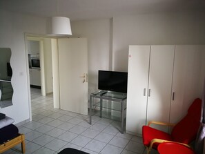 Quarto clássico, 2 camas de solteiro, banheiro compartilhado | TV