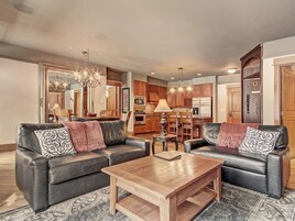 Condo, 2 quartos, para não fumantes | Área de estar | TV de tela plana, lareira