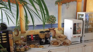 Uma bancada de cozinha com máquina de café, geladeira e diversos alimentos.