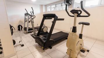 Academia com esteira, elíptico e bicicleta ergométrica.