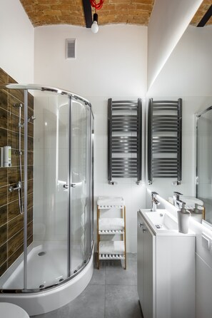 Apartamento, cozinha (Nr 2,3,5,10,14,15,17) | Casa de banho | Um polibã, artigos de higiene pessoal grátis, um secador de cabelo 