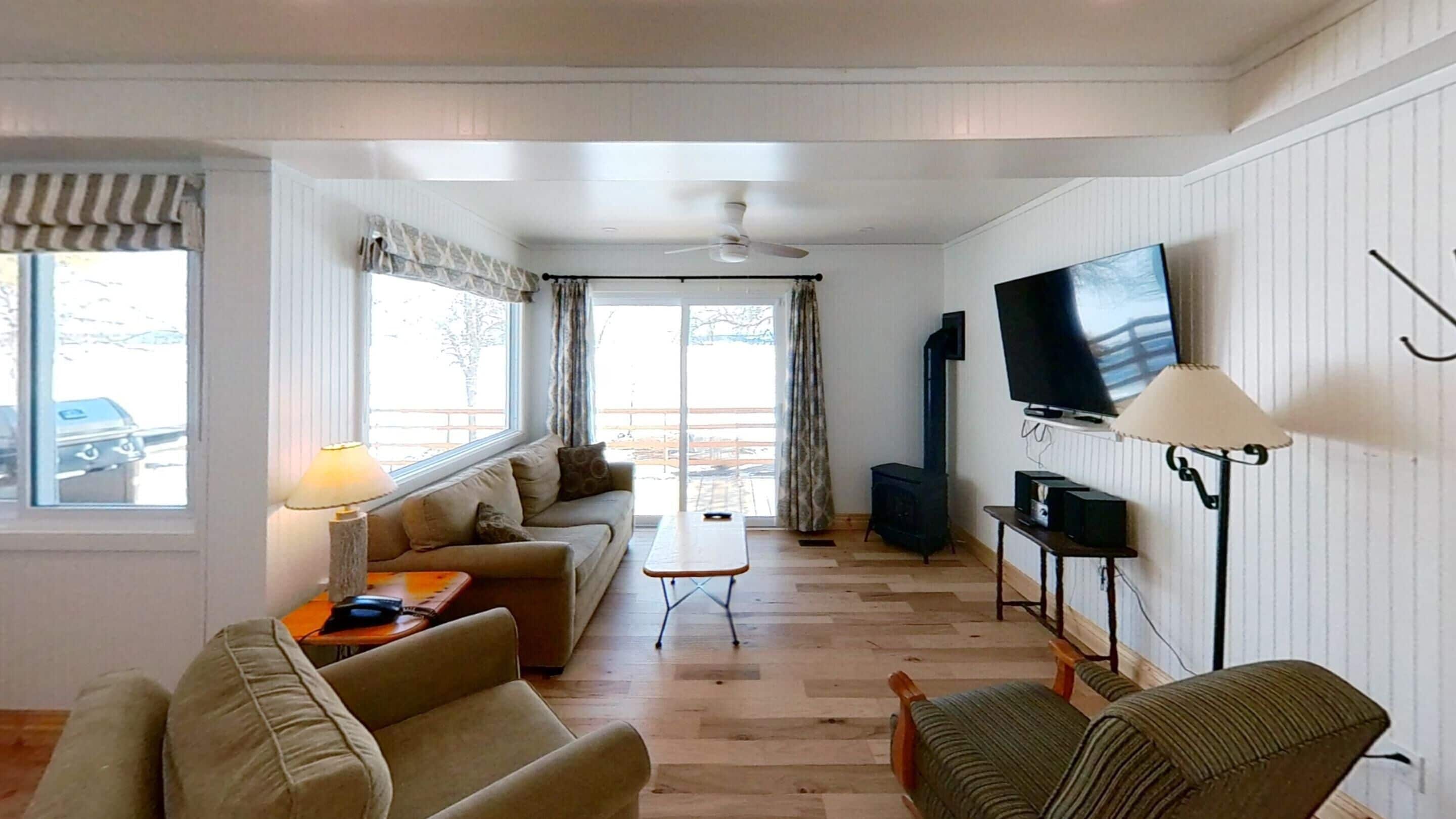 Casa de campo luxo, 3 quartos, sacada, vista para o lago | Área de estar | TV de tela plana, mesa de pingue-pongue