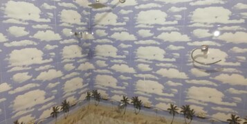 Um polibã, um chuveiro fixo 