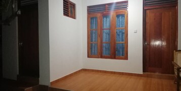 Fachada do alojamento (tarde/noite)